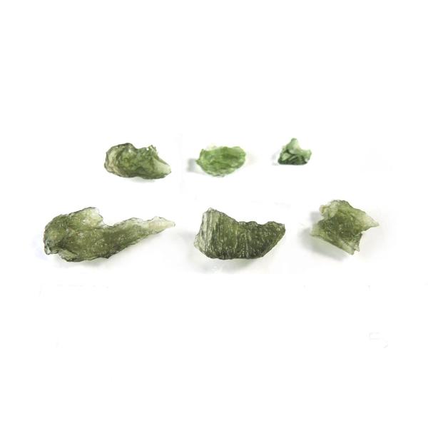 ◆重さ：合計 約 1.5ｇ◇産地：チェコ共和国※現品撮影です。写真の商品をお届けします。◎この商品はメール便送料無料商品です。モルダバイトは、約1500万年前に巨大な隕石が地球に衝突した際に生まれた、宇宙と地球の融合から誕生した神秘的な天然...