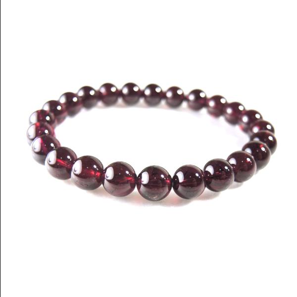 ◆大きさ：平均 7.5 mm径◆重さ：23 g◆サイズ：内径約15.5cm※現品撮影です。写真の商品をお届けします。ガーネットは、その深紅の輝きが情熱と生命力を象徴する天然石です。名前の由来は、ラテン語で「種子」を意味する「granatus...