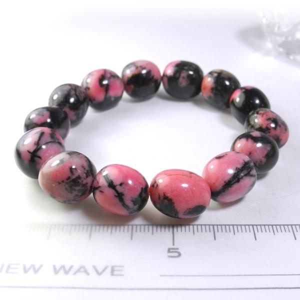 ◆重さ：57 g◆大きさ：約 12-14 mm◆内径：約 16.5 cm※商品は1点ものです。写真の商品をお届けします。◎この商品はメール便送料無料商品です。ロードナイトは、深みのあるローズピンクが魅力の天然石で、その華やかで優しい色合いが...