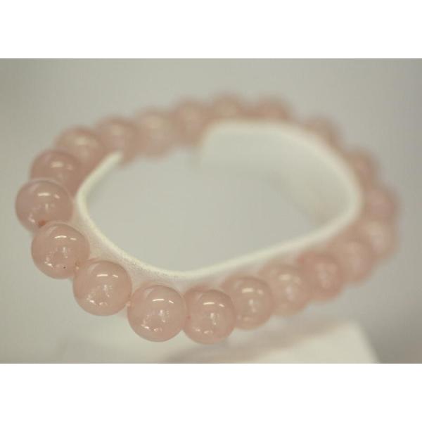 ◆石の大きさ：平均10mm径◆サイズ：内径17cm◆重さ：27g◇産地：ミナスジェライス.ブラジルストレッチゴムタイプ※現品撮影です。写真の商品をお届けします。◎この商品はメール便送料無料商品です。やさしいピンク色が特徴のローズクォーツは、...