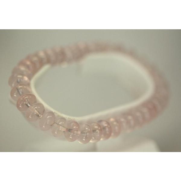 ◆石の大きさ：平均5x8mm径◆サイズ：内径17cm◆重さ：17g◇産地：ミナスジェライス.ブラジルストレッチゴムタイプ※現品撮影です。写真の商品をお届けします。◎この商品はメール便送料無料商品です。やさしいピンク色が特徴のローズクォーツは...