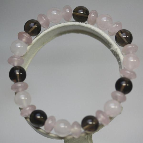 ◆サイズ：内径16cm◆大きさ：ローズクォーツ丸玉約8.4mm径          ローズクォーツ平型約8.5mm径          スモーキークォーツ約8.5mm径◆重さ：18g※現品撮影です。写真の商品をお届けします。◎この商品はメー...