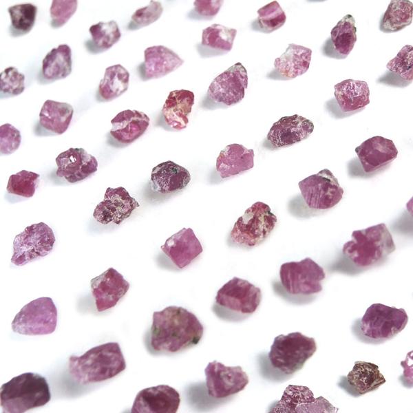 ◆重さ：0.2 g◇産地：アフガニスタン※商品は1点のです。写真の中からランダムで1点お届けします。◎この商品はメール便送料無料商品です。ルビーは燃えるような赤色が魅力の宝石で、古代から「宝石の王」と称されてきました。その名はラテン語のru...