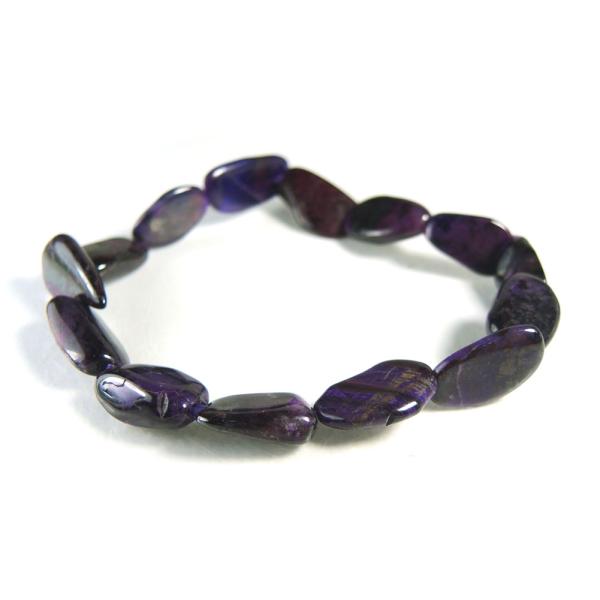 ◆重さ：約 20 g◆サイズ：内径約18cm（ゴムなので伸びます）◇産地：南アフリカ共和国◎商品は一点物です。写真の商品をお送りします。スギライトは1944年、日本の地質学者・杉健一博士によって発見されたことに由来し、その名がつけられた希少...