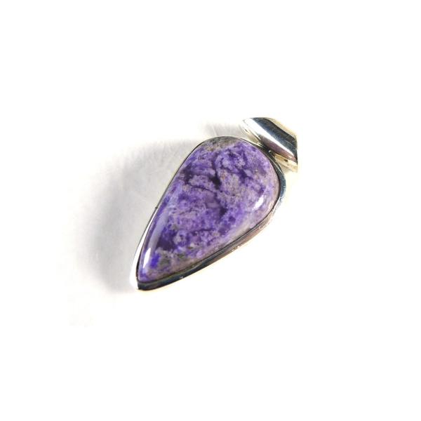 ◆ペンダントの大きさ：約 26x15x7 mm◆重さ：約 5.3 g◇シルバー925※現品撮影です。写真の商品をお届けします。スギライトは1944年、日本の地質学者・杉健一博士によって発見されたことに由来し、その名がつけられました。紫を基調...