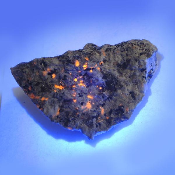 ◆重さ：79 g◆大きさ：約 46ｘ67ｘ25 cm◇産地：中国　江蘇省※商品は1点ものです。写真の商品をお届けします。【強い蛍光を示す鉱物】ソーダライトを含む閃長岩で、長波紫外線でソーダライトの部分が 美しいオレンジ色に蛍光します。ユーパ...