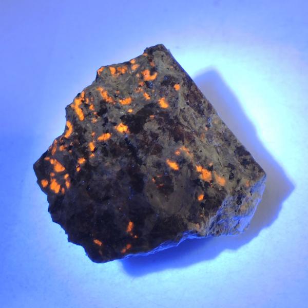 ◆重さ：79 g◆大きさ：約 41ｘ48ｘ30 cm◇産地：中国　江蘇省※商品は1点ものです。写真の商品をお届けします。【強い蛍光を示す鉱物】ソーダライトを含む閃長岩で、長波紫外線でソーダライトの部分が 美しいオレンジ色に蛍光します。ユーパ...