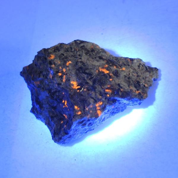 ◆重さ：57 g◆大きさ：約 41ｘ63ｘ27 cm◇産地：中国　江蘇省※商品は1点ものです。写真の商品をお届けします。【強い蛍光を示す鉱物】ソーダライトを含む閃長岩で、長波紫外線でソーダライトの部分が 美しいオレンジ色に蛍光します。ユーパ...