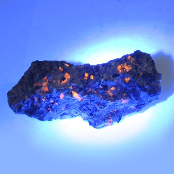 ◆重さ：47 g◆大きさ：約 67ｘ36ｘ21 cm◇産地：中国　江蘇省※商品は1点ものです。写真の商品をお届けします。【強い蛍光を示す鉱物】ソーダライトを含む閃長岩で、長波紫外線でソーダライトの部分が 美しいオレンジ色に蛍光します。ユーパ...