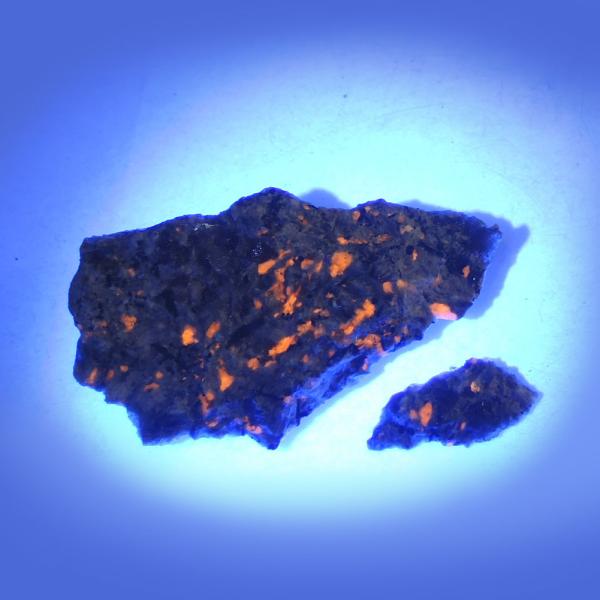◆重さ：47 g◆大きさ：約 40ｘ69ｘ19 cm◇産地：中国　江蘇省※商品は1点ものです。写真の商品をお届けします。【強い蛍光を示す鉱物】ソーダライトを含む閃長岩で、長波紫外線でソーダライトの部分が 美しいオレンジ色に蛍光します。ユーパ...