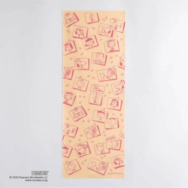 ●サイズ:33×90cm●素材:綿100％●ラッピング：和風・洋風●配送方法：メール便220円でご配送。＊手ぬぐいどれでも3枚以上ご購入で送料無料！！2025 年10月2日、PEANUTSはコミック誕生75周年を迎えました。様々な仲間たちが...