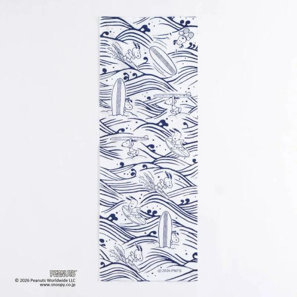 ●サイズ:33×90cm●素材:綿100％●ラッピング：和風・洋風●配送方法：メール便220円でご配送。＊手ぬぐいどれでも3枚以上ご購入で送料無料！！日本の伝統的なタッチの波柄に、サーフィンを楽しむスヌーピーを組み合わせた涼やかなデザインの...