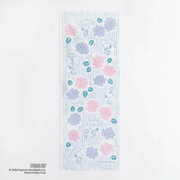 ●サイズ:33×90cm●素材:綿100％●ラッピング：和風・洋風●配送方法：メール便220円でご配送。＊手ぬぐいどれでも3枚以上ご購入で送料無料！！紫陽花を眺めながら雨宿りをするスヌーピーとウッドストック。雨でもどこか楽しそうな表情に癒さ...