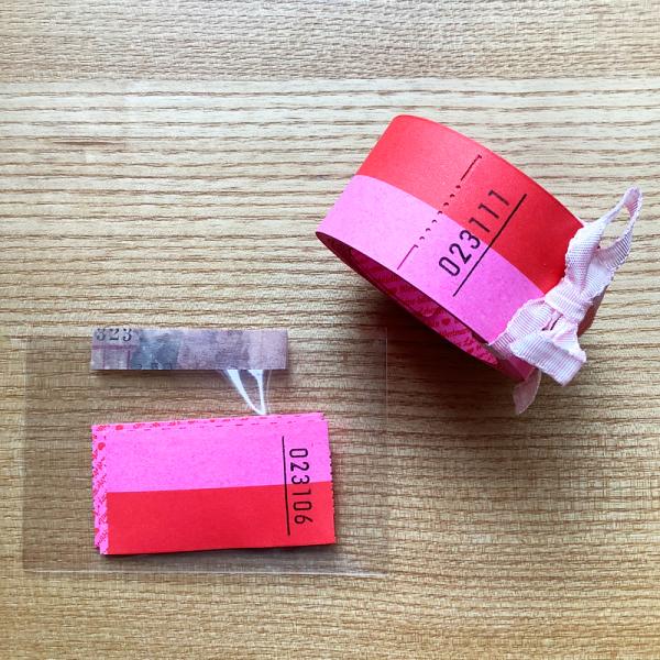 ドイツのチケットメーカー【Feine Billetterie】から発売されたチケット。ラッピングのアクセントや、コラージュ、スクラップブッキングにと、どこにでも遠慮なく使えるお役立ちアイテムです。ブランクタイプなので、スタンプを押したり、絵...