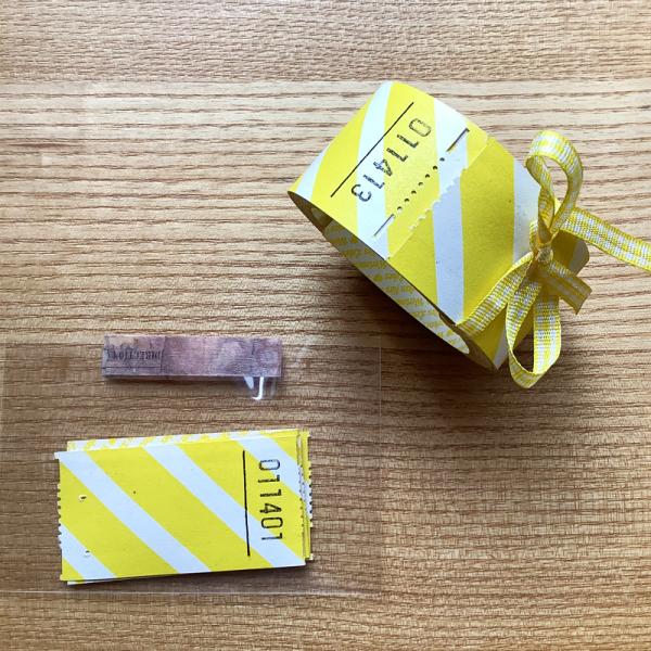 ドイツのチケットメーカー【Feine Billetterie】から発売されたチケット。ラッピングのアクセントや、コラージュ、スクラップブッキングにと、どこにでも遠慮なく使えるお役立ちアイテムです。ブランクタイプなので、スタンプを押したり、絵...