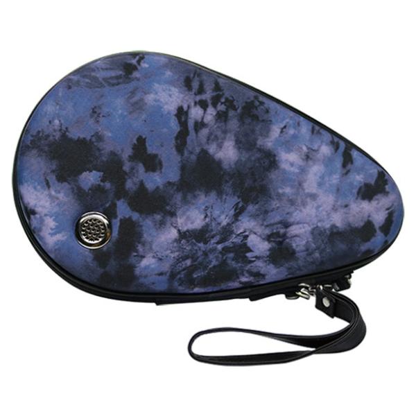 耐久性が高く、ラケットをしっかりガードするハードケース。エアリング付で通気性も良い。最大でラケット2本収納可能。■サイズ：18×29×5.5cm■素材：EVA