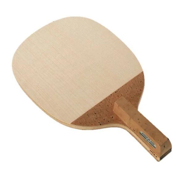 長年、前陣速攻プレーヤーに愛された「アクアブレード」シリーズが 「Ri」モデルとなってリニューアル。表面材に檜以上のしなやかさと反発力を持つ最高品質の欧州材を採用することでさらなる攻撃力と安定性を実現させました。前陣でのプレーに適したペンホ...