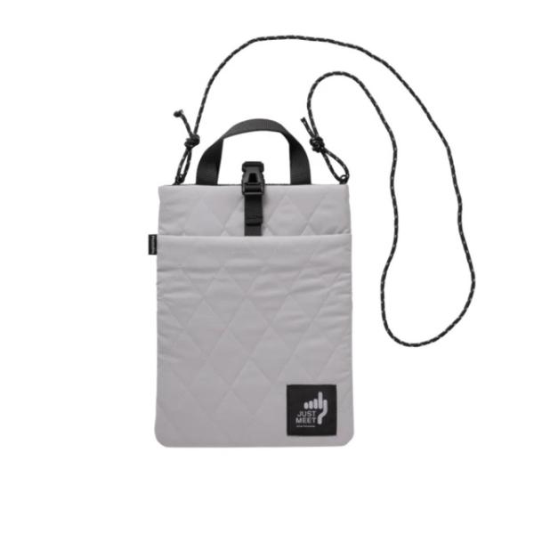 小物も入れられる！ショルダーストラップ付きラケットケース。■品番：NK-7225■サイズ：高さ32×幅23.5cm(マチなし)■素材：ポリエステル100％■特徴：吸汗速乾、伸縮