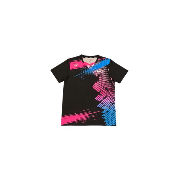 オリオンシャツは、ダイナミックなスラッシュグラフィックにアクセントカラーを効かせた、エッジのあるデザインシャツ。ベースは落ち着いたトーンでまとめつつ、差し色が映える配色バランスで、コート上でも視線を集める一枚に仕上げました。トレーニングから...