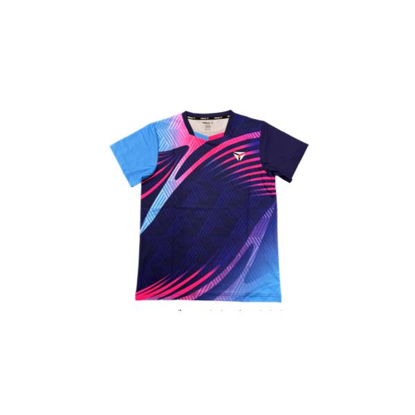 カイリシャツは、流れるようなラインワークとシャープなパターンを重ねた、スピード感のあるデザインが魅力。落ち着いたネイビーベースにアクセントカラーを効かせ、スタイリッシュで引き締まった印象に仕上げました。試合でも練習でも使いやすく、チームで揃...