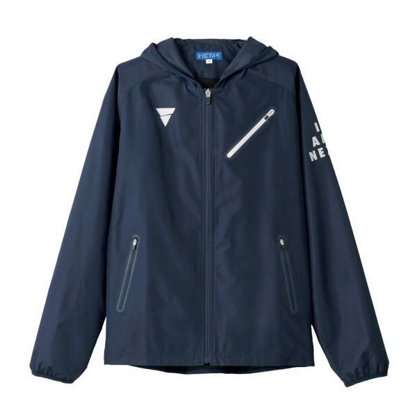 【発売日：2022年02月01日】フード付きウィンドブレーカージャケット。 従来の生地よりも厚みのある丈夫で弱撥水性の生地を採用しています。 シンプルな見た目と胸元の斜めポケットとポケット部分に採用した止水テープがスタイリッシュさを演出しま...