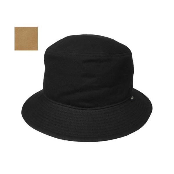 ◆シンプルな定番バケットハットです。カラーはワンカラーですがクラウンとツバで違う素材を使用したデザインになります。クラウン部分に4か所にのタックが入り丸みを帯びた頭にフィットするデザイン。裏地の手書き文字など細かな部分にもラカルらしさを感じ...