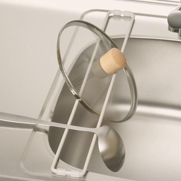 ルームラボちょい置きマルチポール ●シンクに渡し置いて、鍋蓋やキッチンツール、スポンジなどを置けます●シンクに水滴が落ちるので、作業スペースを汚さずに一時置きができて便利です。●シンプルな形状でお手入れ簡単カラーホワイトJANコード4903...