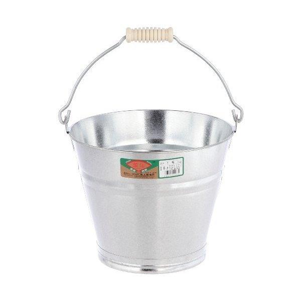 衝撃や寒さに強い亜鉛鉄板でできていますトタンバケツ1号で使用可能な水の容量は約6Lまでです。本製品は衝撃や寒さに強い亜鉛鉄板（１級品）で出来ています。バケツの底が巻き締め工法だから水漏れの心配なしで安心です。底に輪が付いているので耐久性に優...