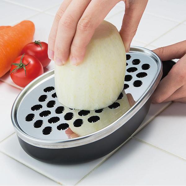 プログレード やさしいおろし器●軽い力でおろせるステンレス製おろし器です。ステンレス刃なので力が入りやすく、軽い力でおろせます。目詰まりしにくい設計で、スムーズにおろせます。楕円形なのでおろし方によって「縦おろし」「円おろし」の2種類の食感...