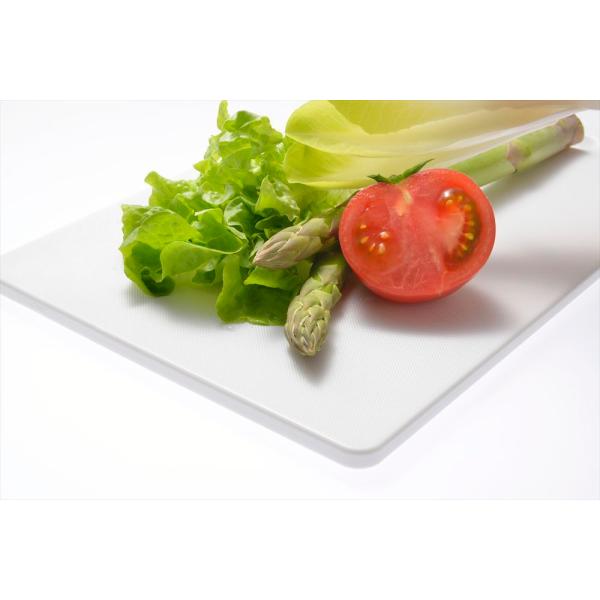 扱いやすい薄型（厚さ8mm）軽量タイプの銀イオン抗菌まな板抗菌まな板ライトLL●厚さ8mmの軽量タイプで扱いやすい●抗菌加工商品詳細カラー ホワイトJANコード 4973221043445サイズ 約縦42×横23×高さ0.8cm材質 ポリエチレン