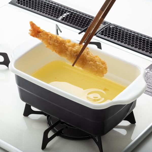 ホーロー天ぷら鍋 角型 HT-KBW ブラック●揚げ物に最適なホーロー製の天ぷら鍋です。優れた熱効率でカラッと揚げる事が出来ます。内側が白くなっているので、油の状態が一目で分かります。鍋の角を注ぎ口として使えるので、油の移し替えもしやすい。...