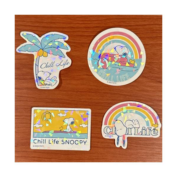 ピーナッツデザインのステッカーセットが登場です！キラキラしたベールとかわいいデザインのステッカー。いろんなデザイン4種類がセットになっています。手帳、ノート、PCやスマホケースなどいろんなところに貼ってデコレーション。メーカー：マリモクラフ...