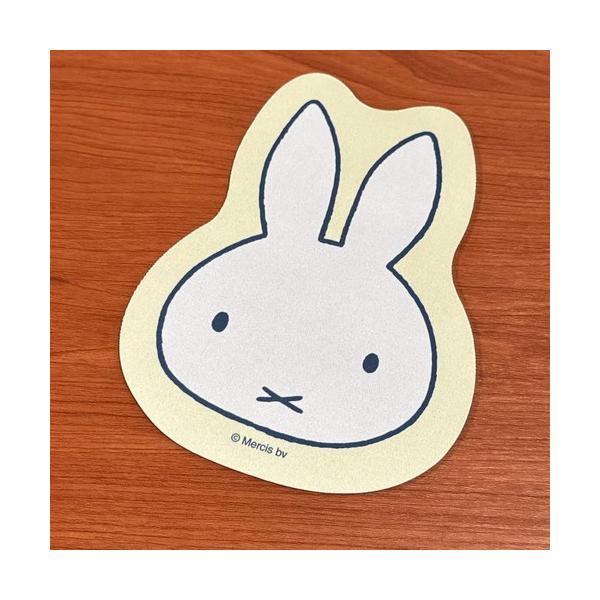 ミッフィーデザインのマウスパッドです。PC作業が楽しくなる。ミッフィーの顔をデザインしたダイカットマウスパッドです。裏面は滑り止め効果のあるゴム製です。メーカー：マリモクラフト素材：ポリエステル/天然ゴムサイズ：約H200×W153mm※お...