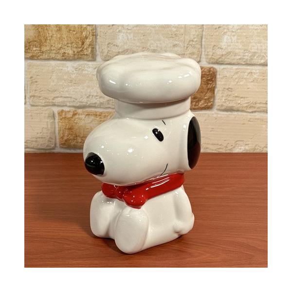 ピーナッツデザインのクッキージャーが登場です！インテリアにも使えるシェフスヌーピーデザインがとってもかわいい立体キッチン収納シリーズのアイテム。コック帽がフタになっていて、帽子をとるとクッキージャーに。お菓子などの入れ物としての使用はもちろ...