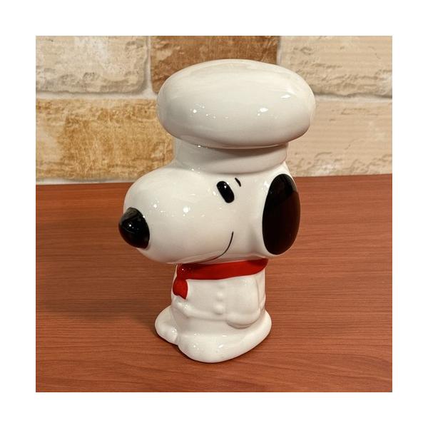 ピーナッツデザインのスティックシュガーポットが登場です！インテリアにも使えるシェフスヌーピーデザインがとってもかわいい立体キッチン収納シリーズのアイテム。コック帽がフタになっていて、帽子をとるとスティックシュガーが入る。そのまま飾ってインテ...