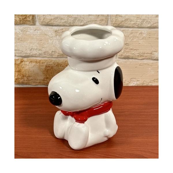 ピーナッツデザインのキッチンマルチスタンドが登場です！インテリアにも使えるシェフスヌーピーデザインがとってもかわいい立体キッチン収納シリーズのアイテム。コック帽に穴が開いていて、スプーンやへらなどの縦置きに便利。そのまま飾ってインテリアに使...