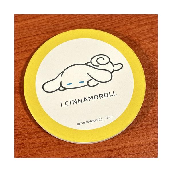 サンリオ/アイシナモロールデザインの吸水コースターが登場です！水滴を吸水してくれるので、デスクが濡れる心配なし。お客様にドリンクをお出しする際はもちろん、お料理をSNSにあげる時のおしゃれな小物にも、リモートワークやPC作業での水分を避けた...
