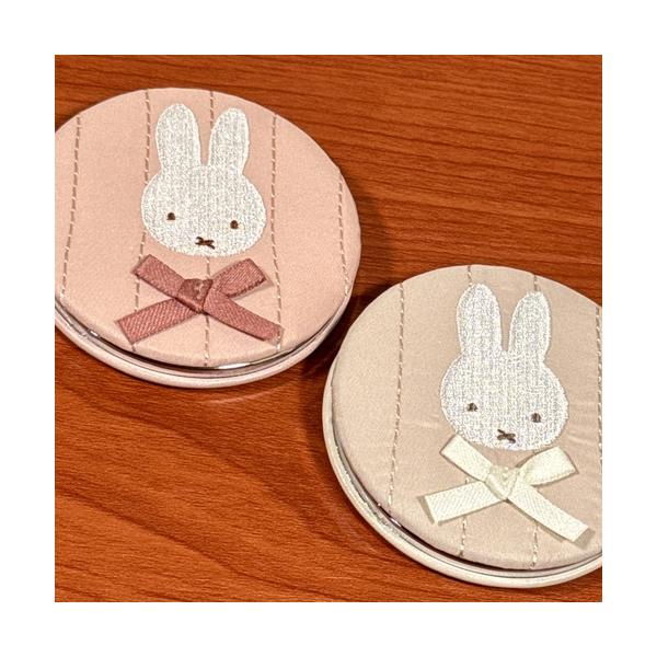 ミッフィーデザインのミラーです。キルティング生地とフェイス刺繍のかわいいデザイン。携帯に便利な折りたたみ使用のコンパクトタイプ。開いた2面がミラーで、上の面は通常の鏡、下の面は拡大鏡になっています。外出時の急なメイク直しなどに便利です。アイ...