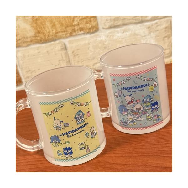 サンリオキャラクター/はぴだんぶい 5周年記念デザインのガラス製マグカップです。本体は半透明すりガラス状。透け感があり、入れたものにより雰囲気が変わります。ずっしりとした安定感。普段使いはもちろんプレゼントにも。はらまき:HDV-040/4...