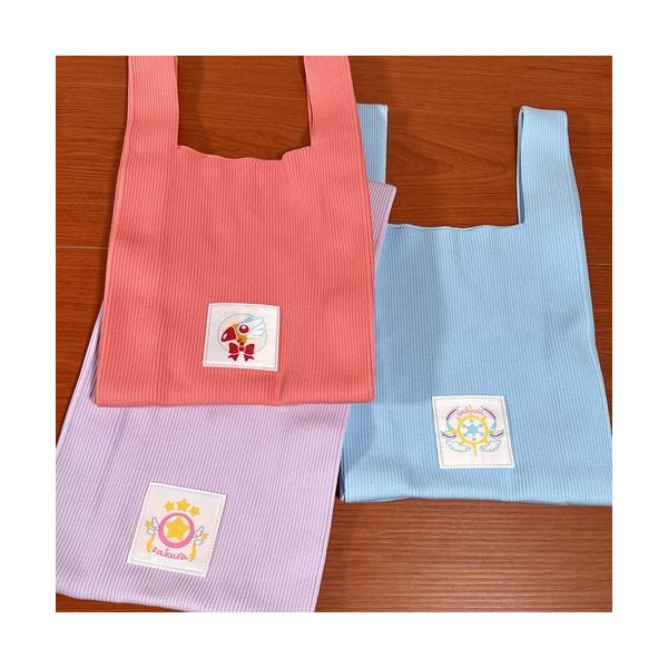 カードキャプターさくらデザインのミニバッグです。たっぷり収納可能、お買い物に便利なミニバッグ。ニット素材で伸縮性がありシワになりにくい。やわらかいので、折りたたんでおけば持ち歩くのにも邪魔にならない。モチーフのタグは刺?で高級感があります。...