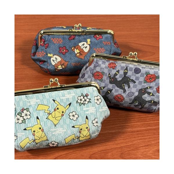 ポケットモンスターデザインのがま口ポーチです。渋い模様とポケモンデザインがかわいい和柄シリーズ。口ががばっと開いてたくさん入る。内側に大きいポケット1つと小さいポケットが2つ。ピカチュウ:PKM-912/4994209243855ブラッキー...