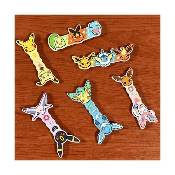 ポケットモンスターデザインのコードクリップが登場です！人気のポケモンがとってもかわいいデザイン♪今回のクリップは少し大きめのLサイズ。(ノーマルサイズ約Ｈ:35.4×W:94.1mm以内)後ろのボタンを留めて、充電ケーブルやイヤホンのコード...