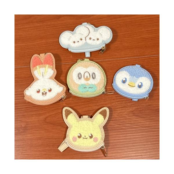 ポケットモンスター/ポケピースデザインのサガラミニポーチが登場です！とってもかわいいおかおデザイン。表面にもこもこでふわっとした手ざわりのサガラ刺繍。ストラップ付きでバッグなどに取り付けて使用可能。小銭や鍵、薬やコスメなどの小さくて紛失しや...
