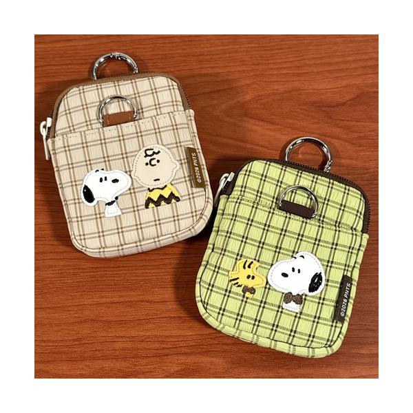 ピーナッツデザインのパスポーチが登場です！前面ポケット×１。背面ポケット×2、パスなど落下防止用の留め具付き。ポーチ内側にもポケットが１つ。カラビナリング付き、カバンなどに取り付けて簡単に持ち運び。前面にDカン付きでストラップなども取り付け...