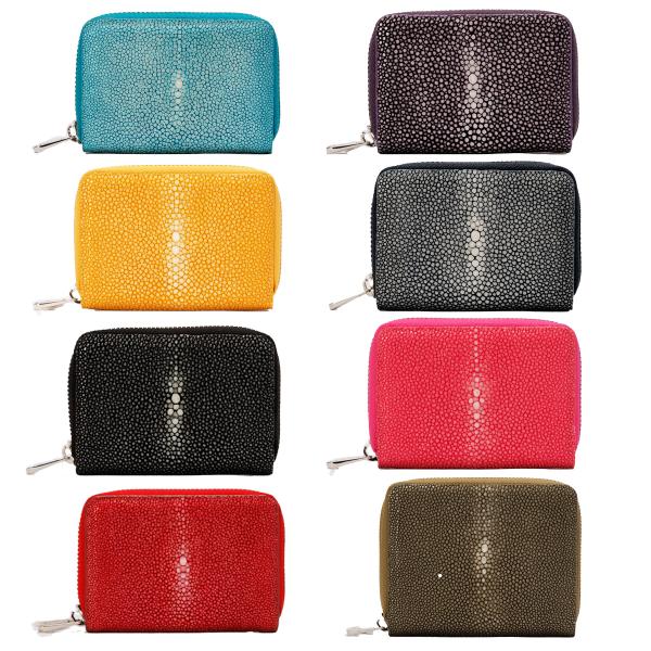 ガルーシャを1枚仕立て、スターマークを中心に綺麗にカットされて作られたコインケース。内装もすべてゴード革を使用しており、プレゼントにも最高の一品です。お札を2つ折りで入れることが出来ます。〇素材：ガルーシャ〇カラー：STEEL（グレー） 、...