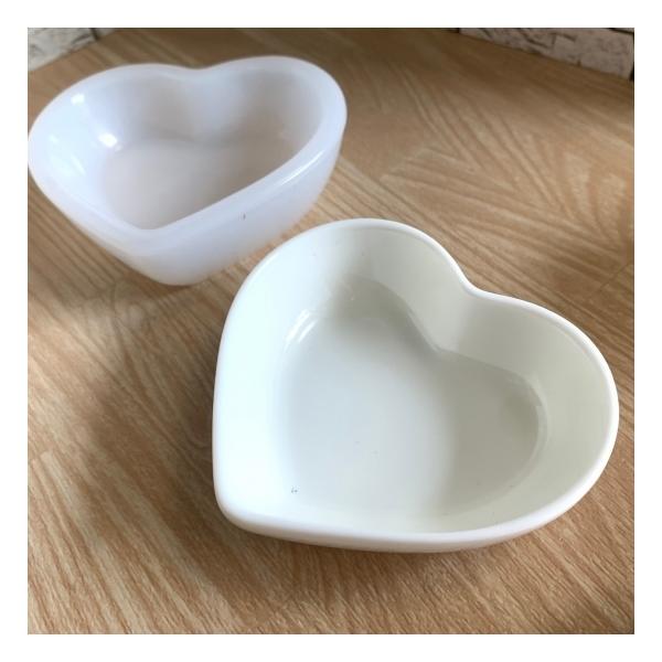 鏡面加工モールド【使用用途】ハンドメイドに最適・３Dプレミアム・むにむにもちまる・レジン・アロマキャンドル・石膏 ・手作り石鹸 ・樹脂粘土型サイズ縦 約7cm × 横 約8cm × 高さ 2cm容量　約25ｇ