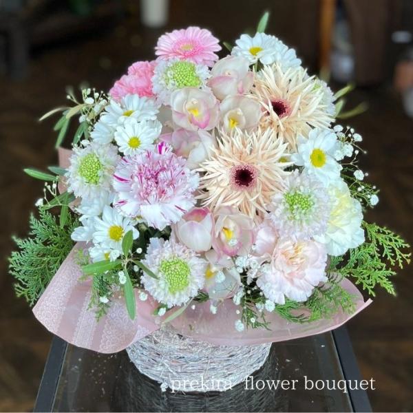 内容 季節の花各種、グリーン/（ラッピングおまかせ） /ラッピング/ お取扱い説明書ご希望のお客様にはメッセージカード/手提げバッグ（有料です）※納品書、明細書はお付けしません。*入荷状況により資材が変わる場合がございます*メッセージをご希...