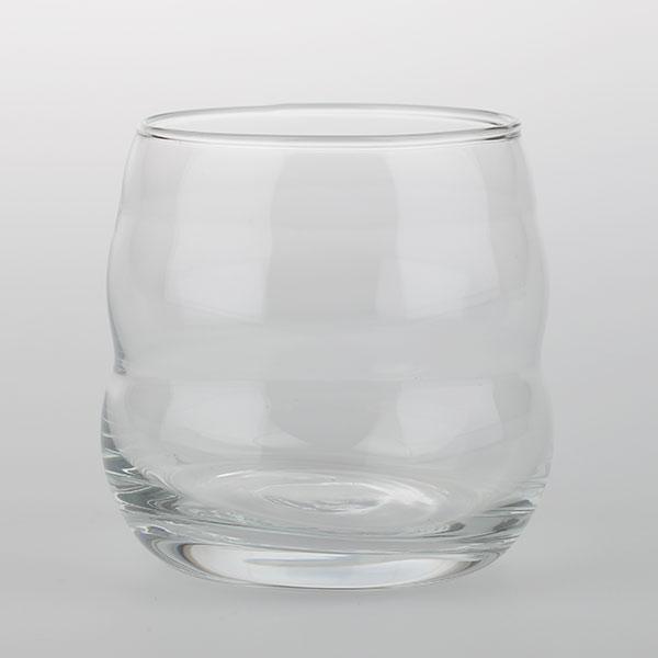 最も美しい比率とされる「1:1.618」の黄金比普段使いに耐えるように頑丈に作られていますので、毎日のお食事用など、日常的なご使用ににぴったりです。またこの製品は、傾けても倒れない特殊な形状になっていますので、小さなお子様用として、あるいは...