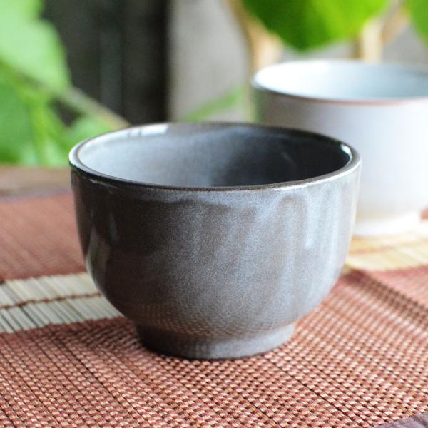 土物の風合いと岩肌模様が味のある汁碗です。手になじみやすくすべりにくいので使いやすさも抜群です。ほっこりした和食器の味わいが、食卓をやさしく彩ります。日本の伝統色から、淡墨（うすずみ）と白茶（しらちゃ）と名付けました。大切な方へのギフトにも...