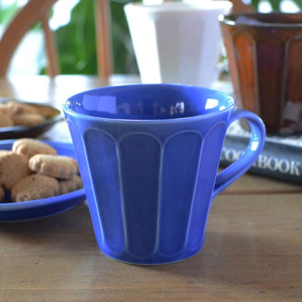 「面取り（めんとり）」という技法を使ったクラシカルなマグカップです。瑠璃色は1点1点釉薬の出方でイメージが違うのが魅力。世界でひとつ、あなただけのマグに出会えます。森修焼ならではの手なじみや口当たりのよさはそのままに、いつもと違うティータイ...